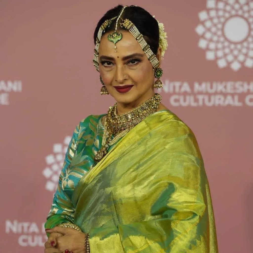 WATCH: Rekha casually SLAPS a man; here's why - Masala.com
