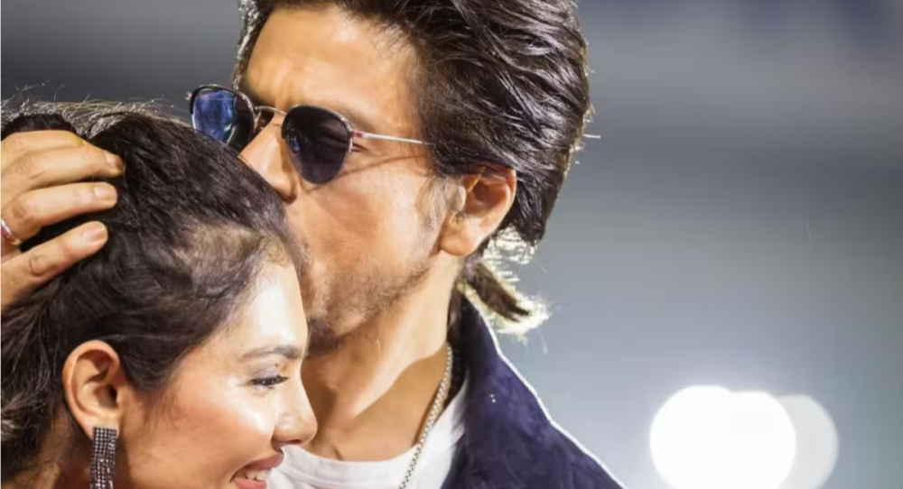 Shah Rukh Khan's heartwarming gesture: Calming co-star Lehar Khan ...