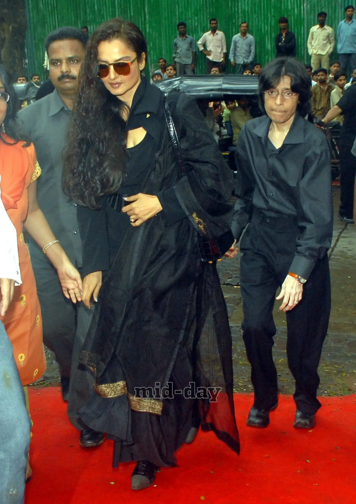 The REAL relationship between Rekha and her assistant Farzana - Blast ...