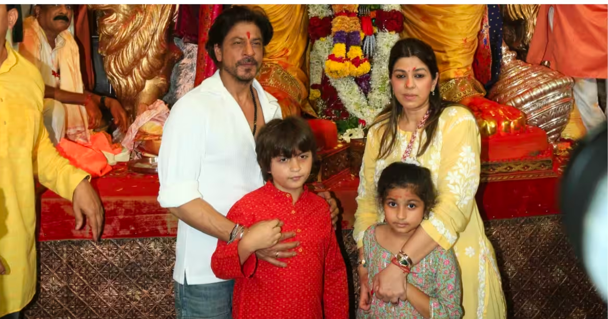 WATCH: Shah Rukh Khan visits Lalbaugcha Raja with AbRam to seek blessings - Masala.com