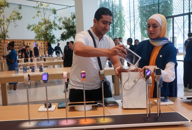 iPhone 15 mania takes over UAE: Hundreds line up at Dubai Mall to get ...