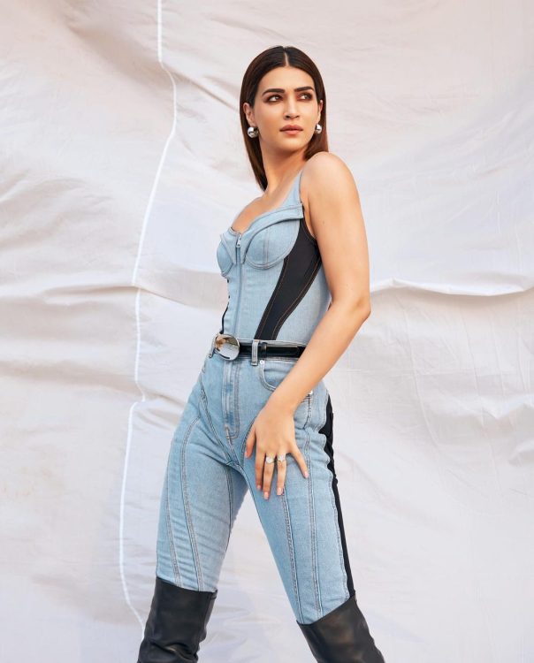 Kriti Sanons Sexy Denim Look For The Ganapath Trailer Launch Is Too