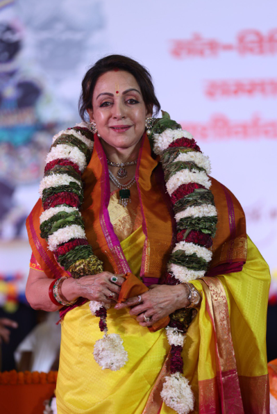 WATCH: Rekha and Hema Malini reunite on stage, groove together for Hema ...