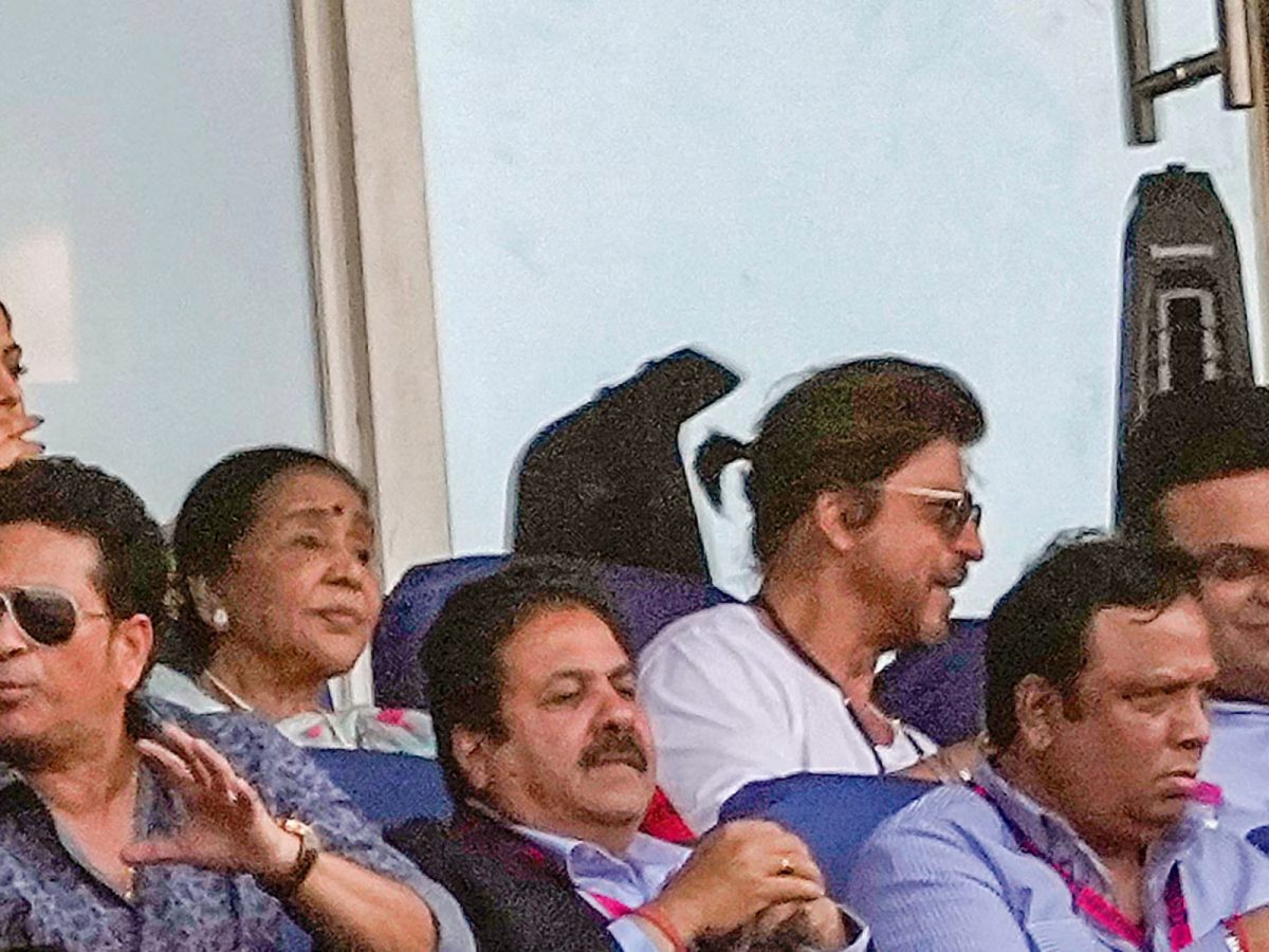 Fans gush over 'true gentleman' Shah Rukh Khan for THIS gesture towards Asha Bhosle at the ICC ...