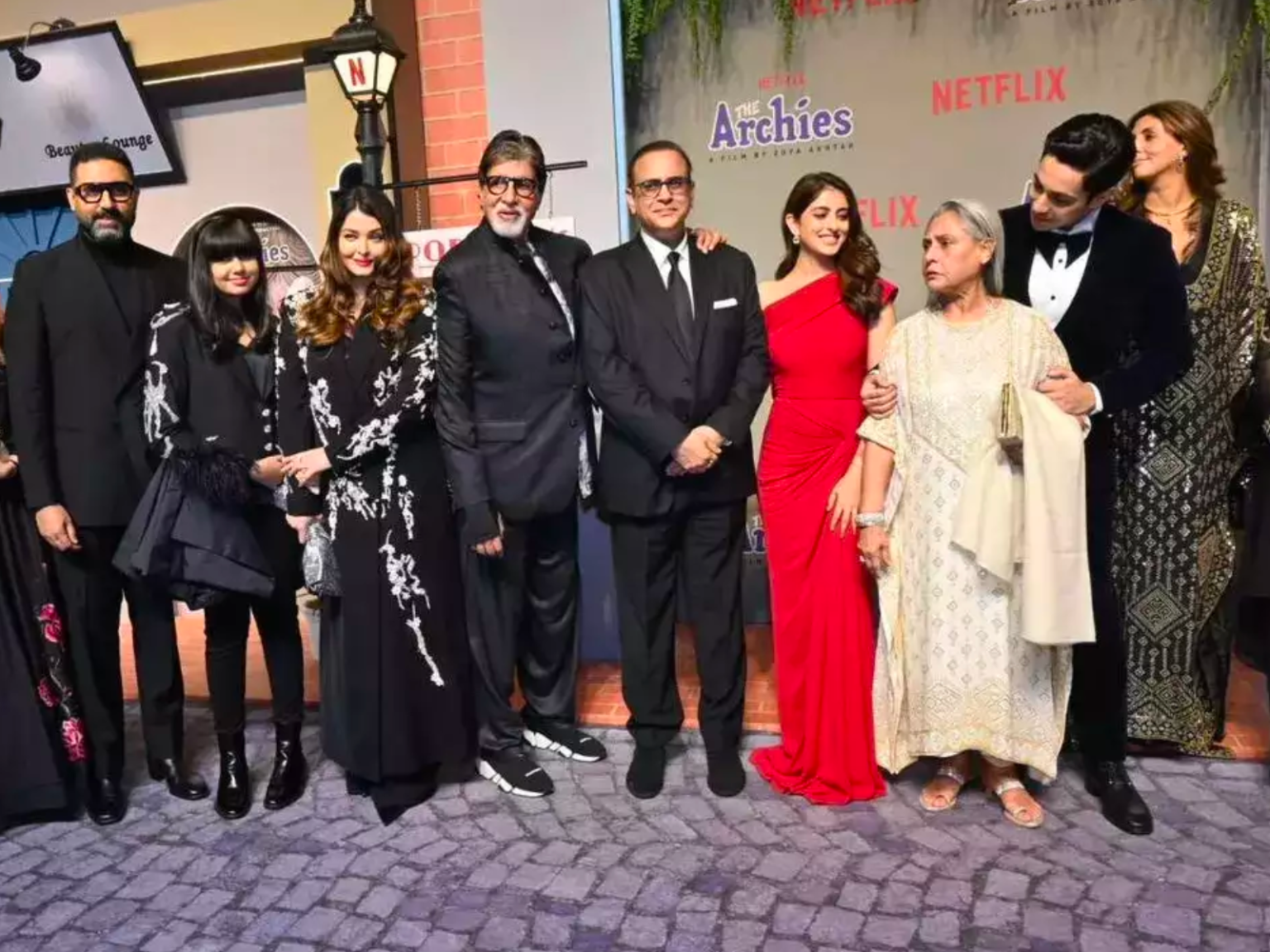 Bachchans stand tall at The Archies premiere: Are Aishwarya and ...