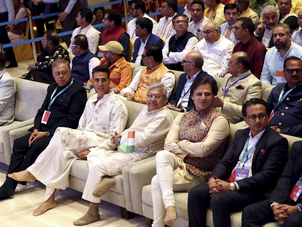 Akshay Kumar attends inaugural ceremony of city's first Hindu stone ...