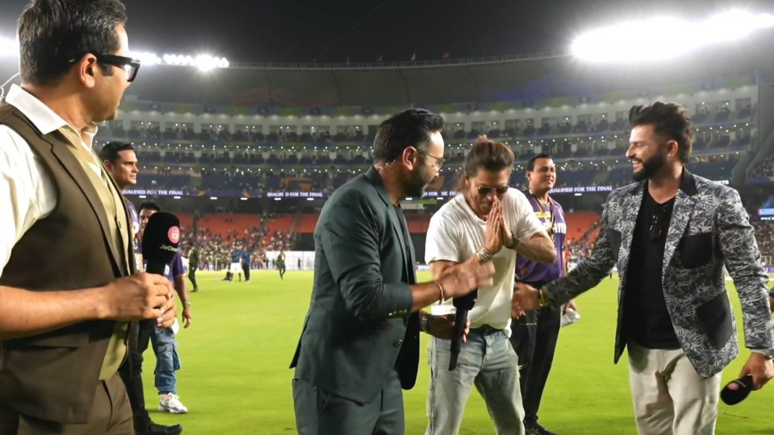 Why Shah Rukh Khan apologised to Suresh Raina, and Aakash Chopra? Why Shah Rukh Khan apologised to Suresh Raina, and Aakash Chopra?