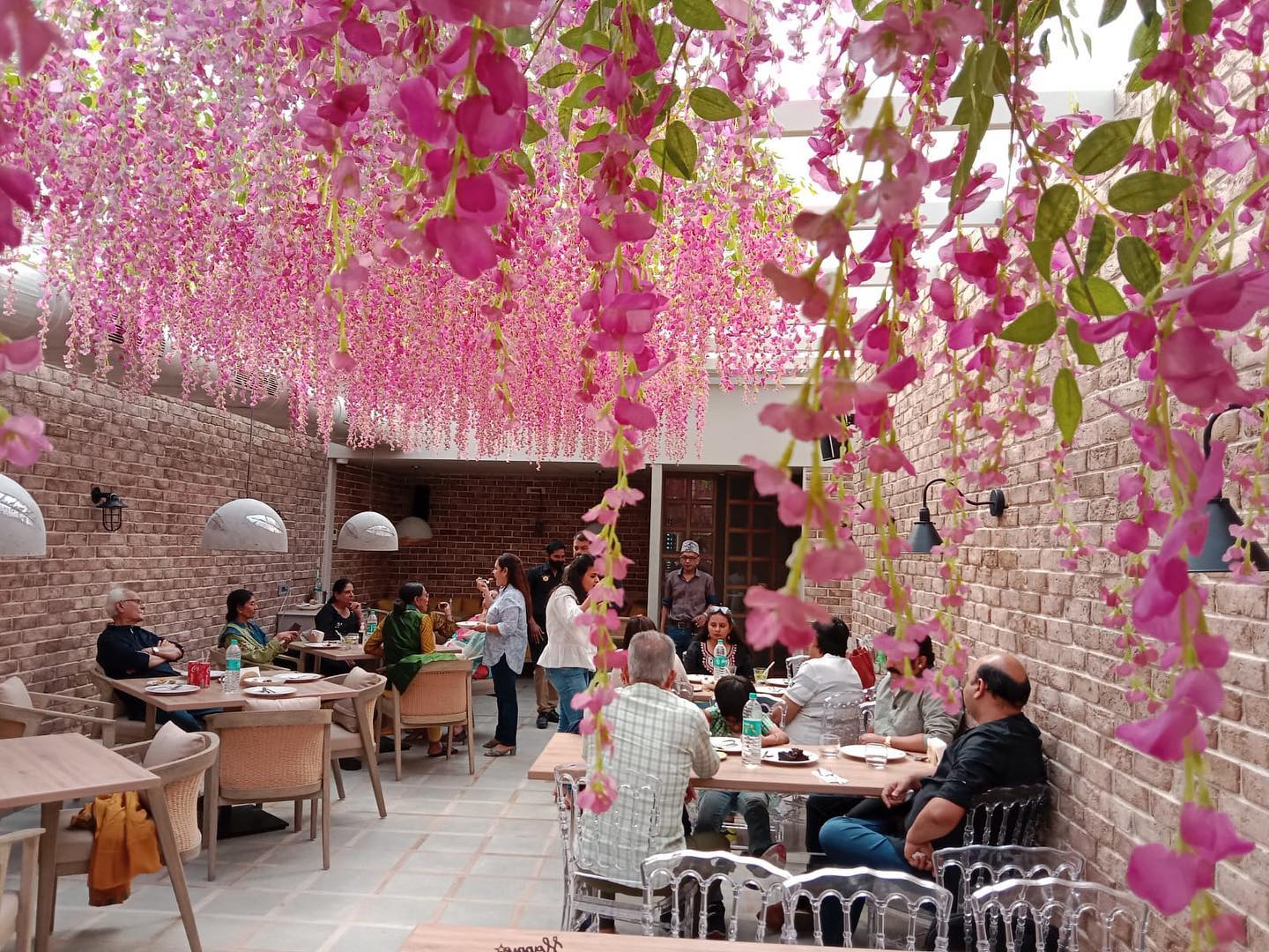 Pink Bellini: Cocktails and chic decor? Yes please!