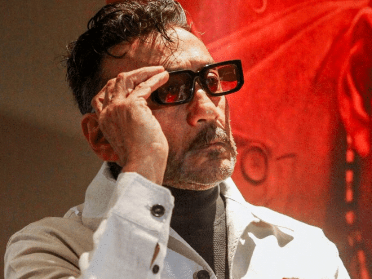 WATCH: Jackie Shroff is the ultimate 'bhidu' as he calms down paps in ...