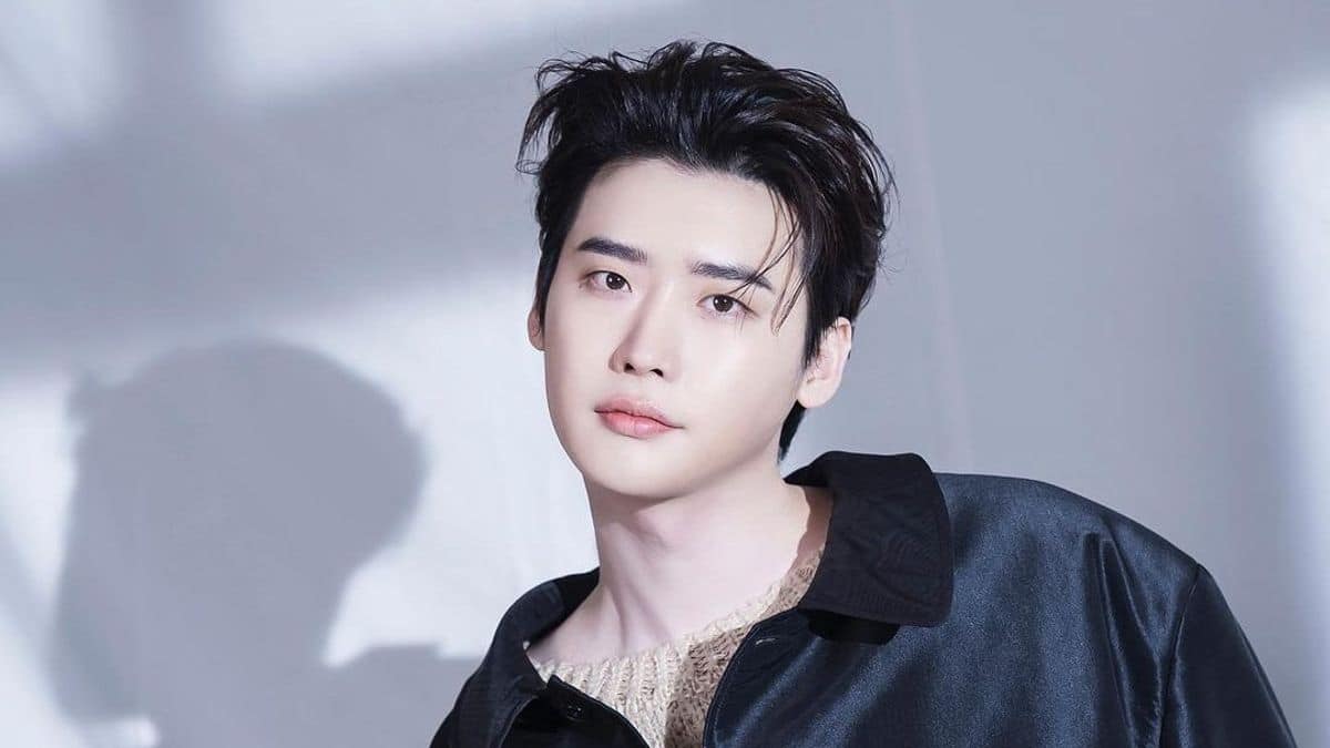 Lee Jong Suk teams up with W: Two Worlds' director for new drama ...