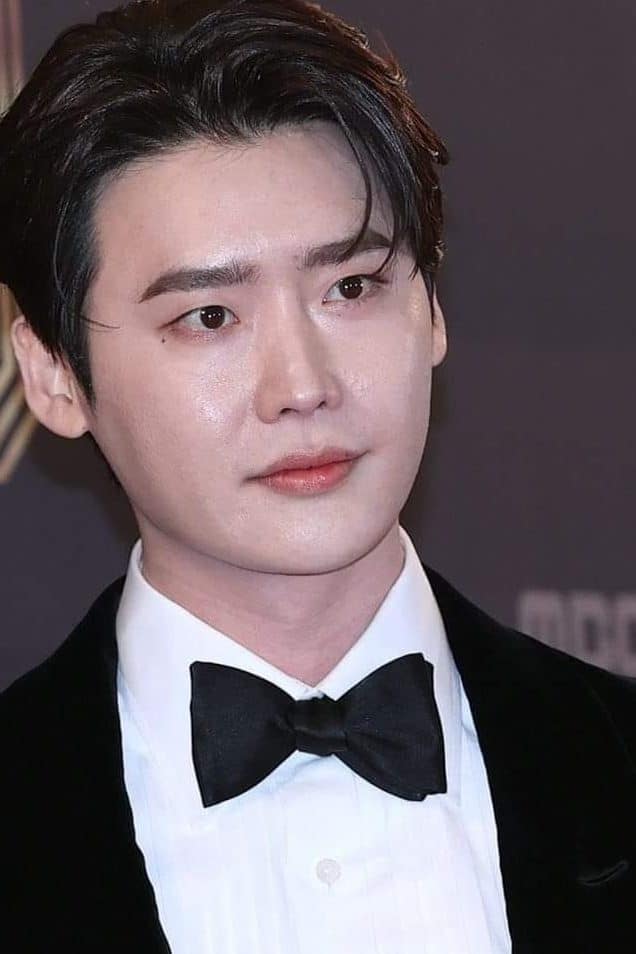 Lee Jong Suk's mystery appearance at IU's Seoul concert quashes breakup rumours?