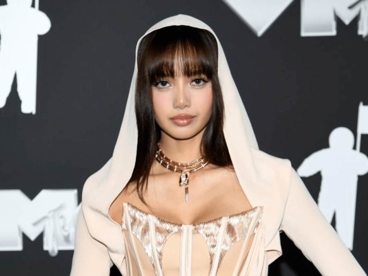 BLACKPINK's Lisa's custom-made diamond-studded fan leaves netizens in SHOCK; check out the price!