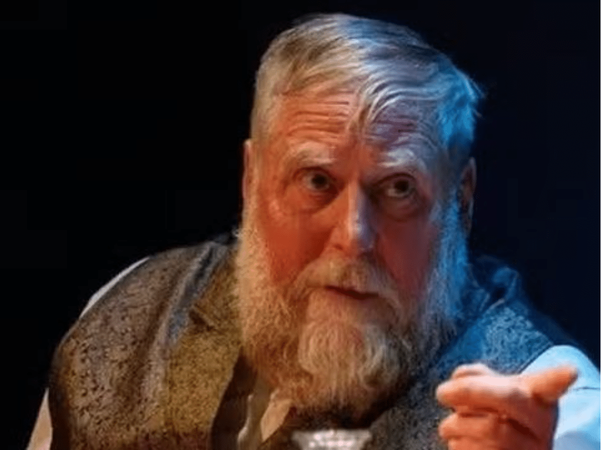 Veteran actor Julien Arnold dies on the stage during his 'A Christmas ...