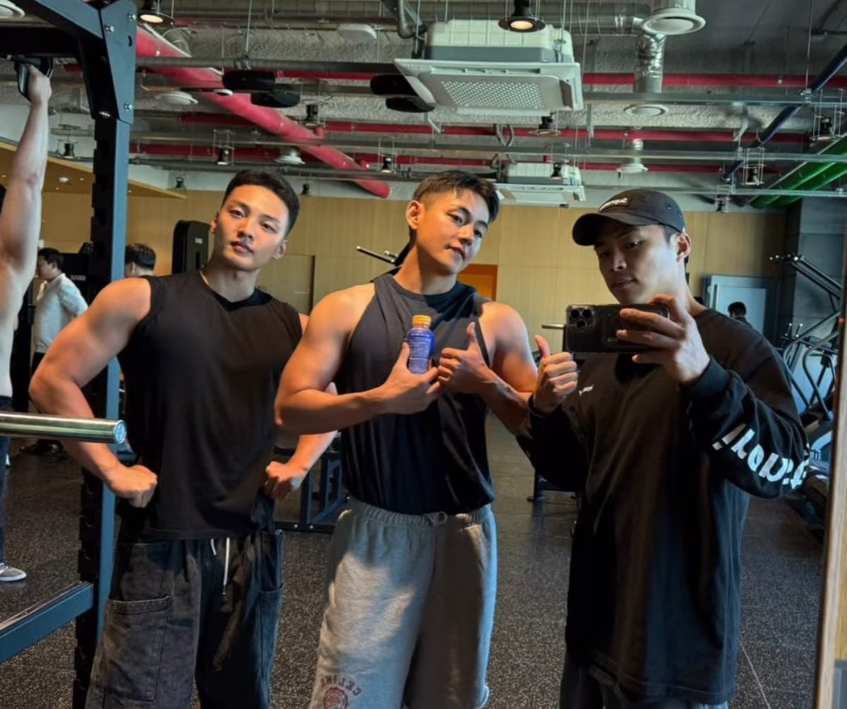 BTS' V impresses with well-built physique in military photos featuring ...