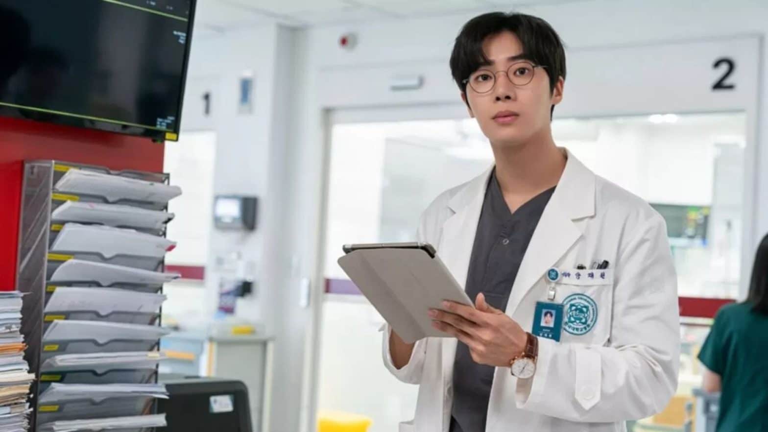 Choo Young Woo wins hearts with his amazing transformation as Dr Yang Jae Won in medical K-drama ...