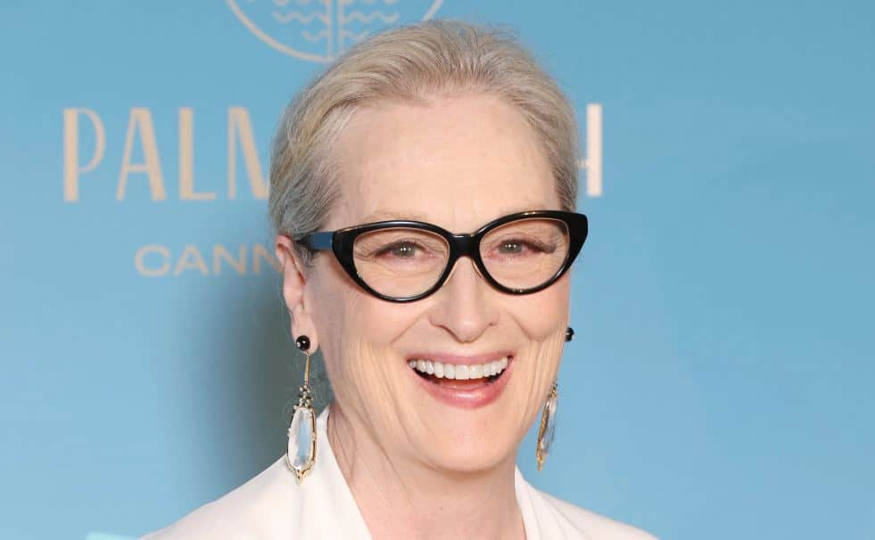 Meryl Streep showed her middle finger to cameras at a recent do.