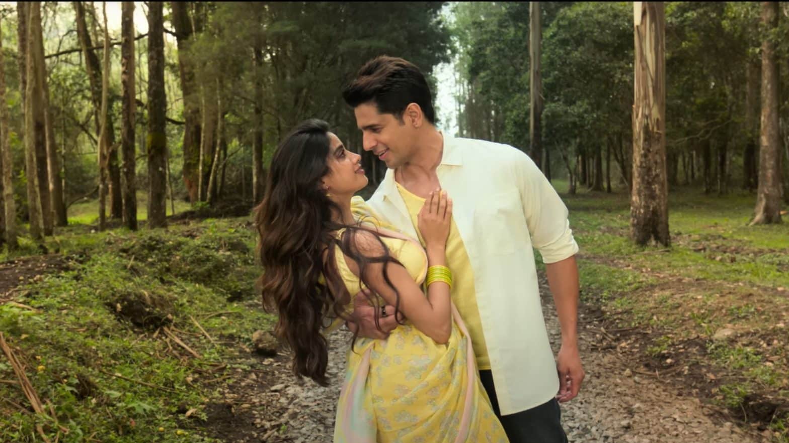 Is 'Param Sundari' similar to Shah Rukh Khan-Deepika Padukone's 'Chennai Express'? Janhvi Kapoor ...