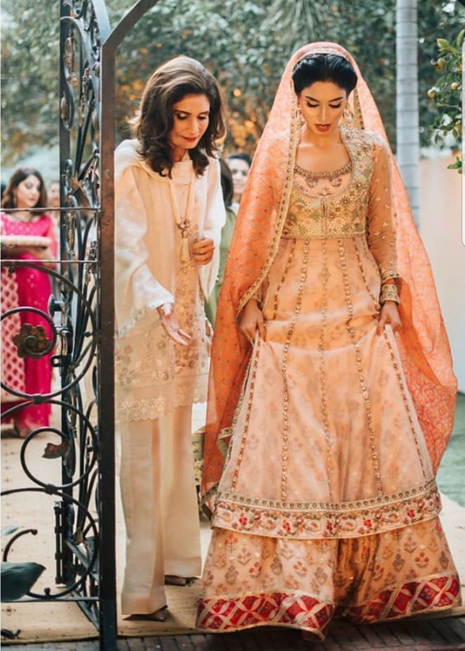 Zainab Abbas Looks as Fresh as a Daisy on Her Mayun - Masala.com