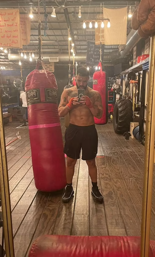 Drake flaunts his ripped physique while going shirtless post-boxing ...