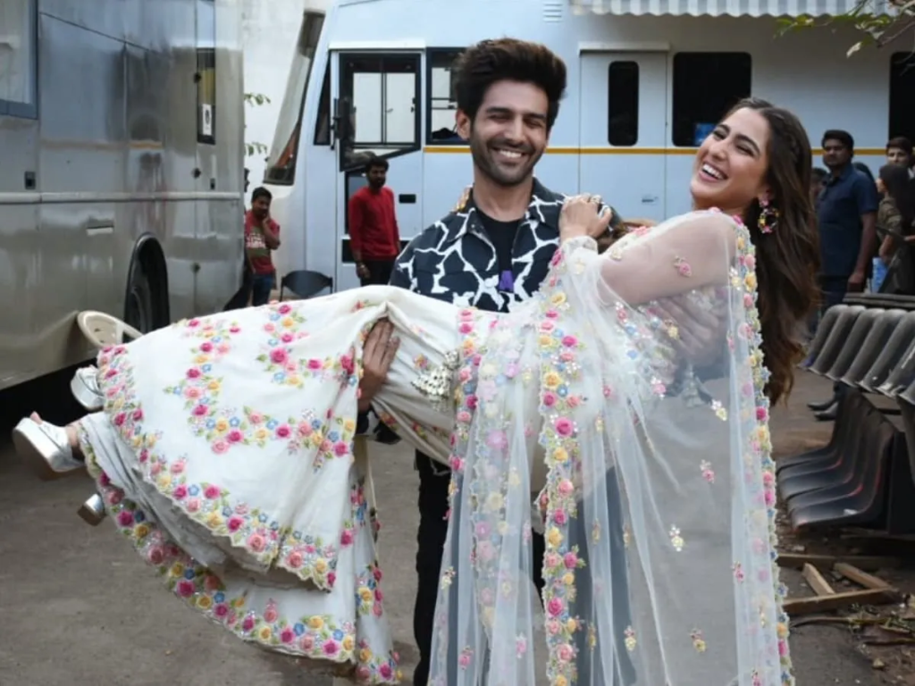 Kartik Aaryan: WATCH: Exes Kartik Aaryan and Sara Ali Khan share a sweet hug at the 'Gadar 2 ...